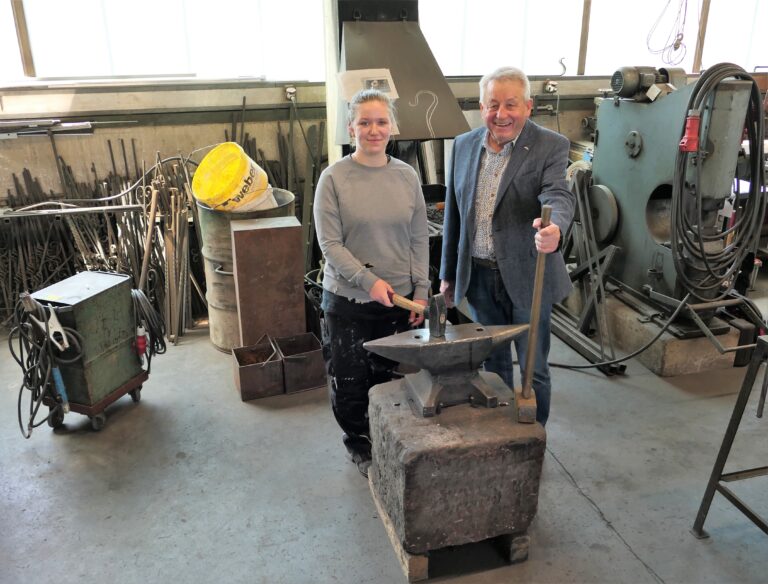 Unsere Auszubildende gehört zu den Prüfungsbesten - Mannl